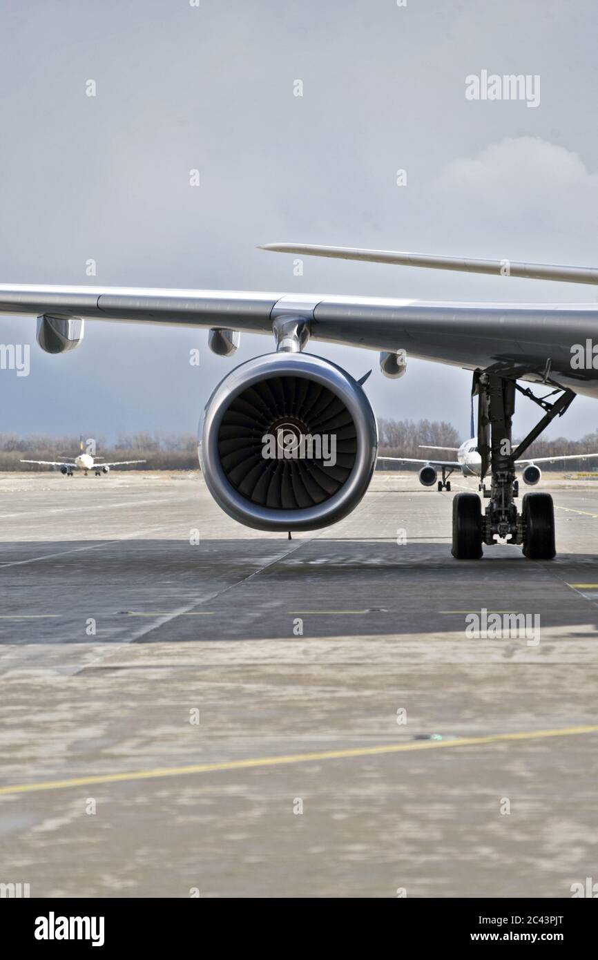 Engine and wing of an aircraft on the runway Stock Photo - Alamy
