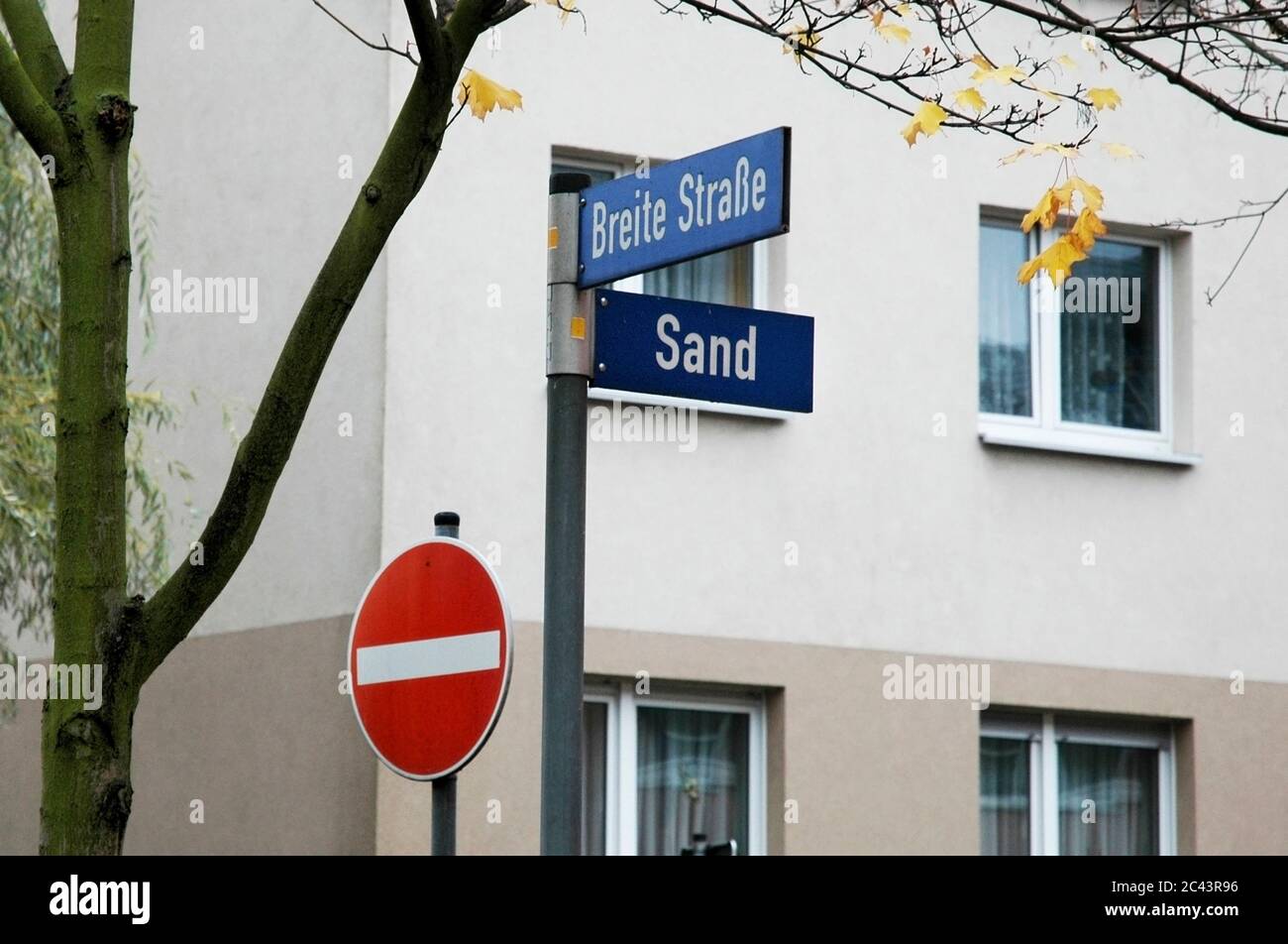 Street name signs hi-res stock photography and images - Alamy