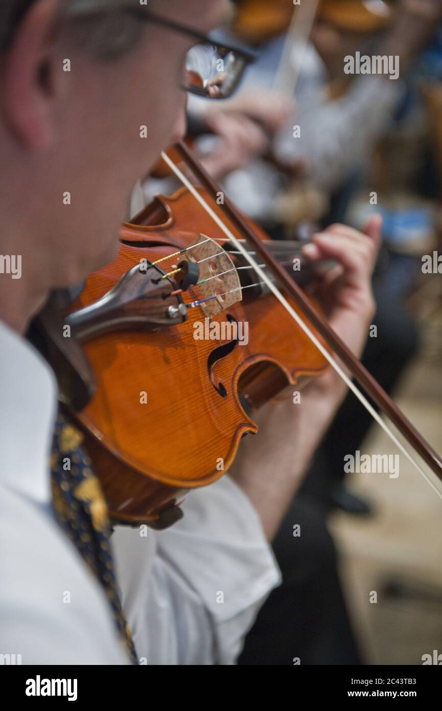 Violinist man orchestra hi-res stock photography and images - Alamy