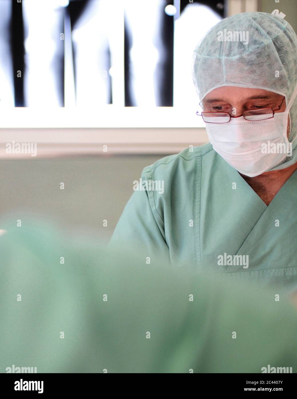 Surgeon during operation hi-res stock photography and images - Alamy