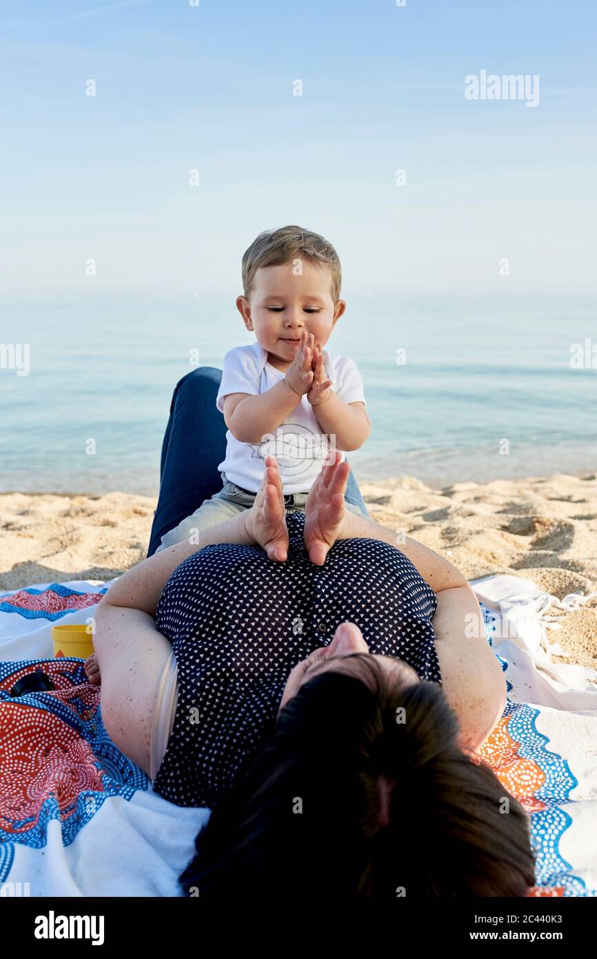 Clapping game children hi-res stock photography and images - Alamy