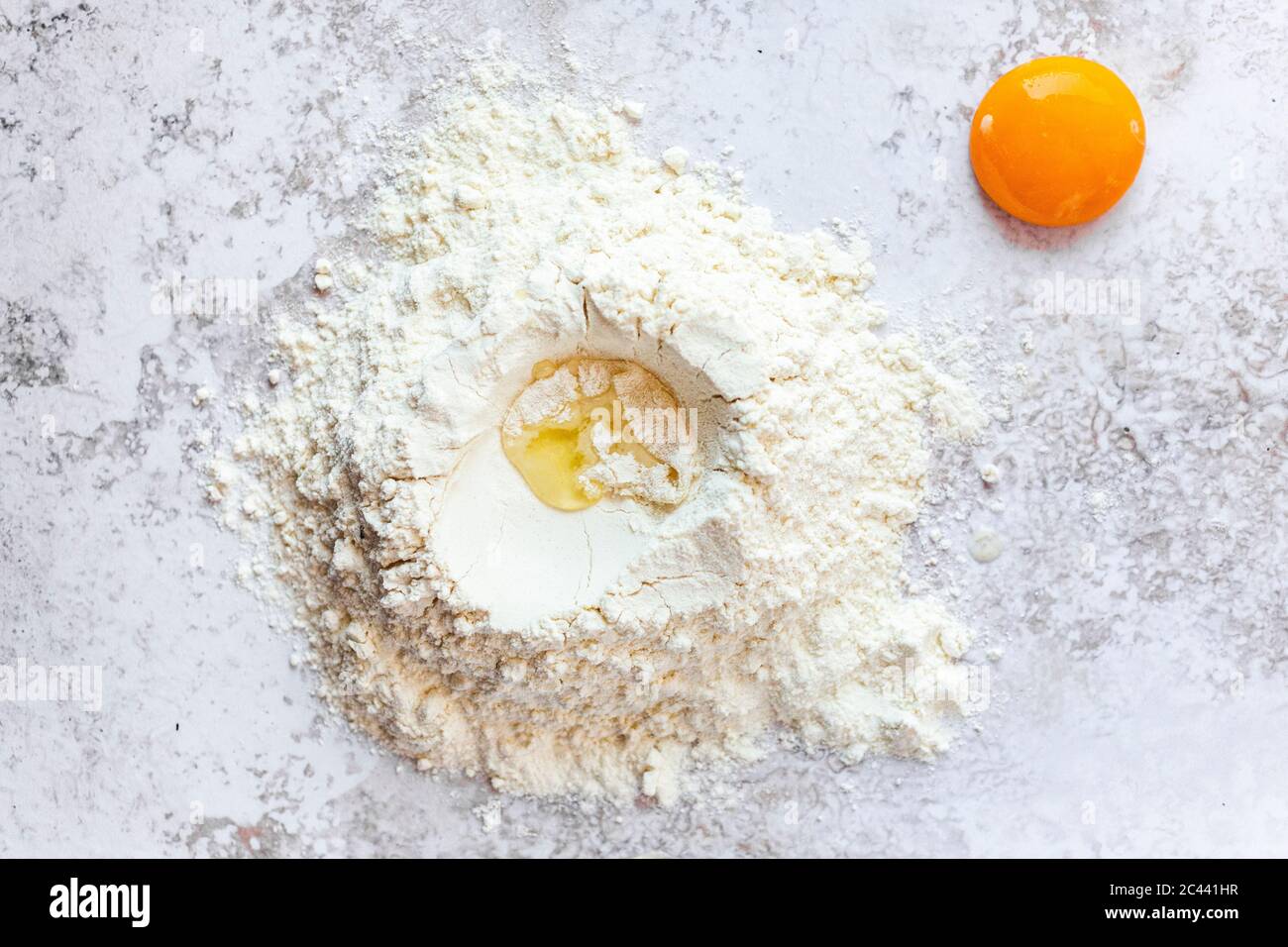 Yolk single hi-res stock photography and images - Alamy