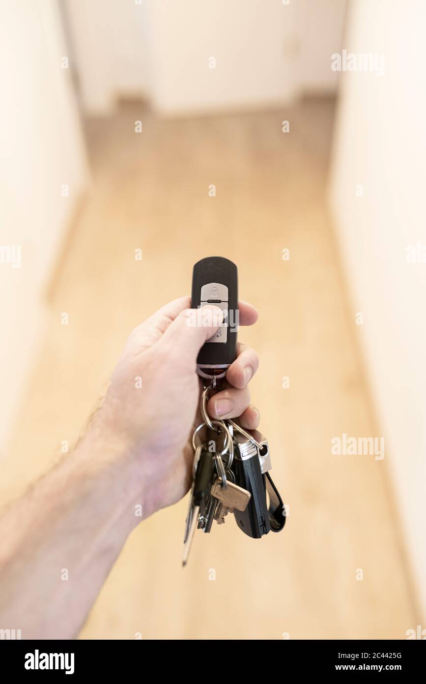 Car keys hand hi-res stock photography and images - Alamy