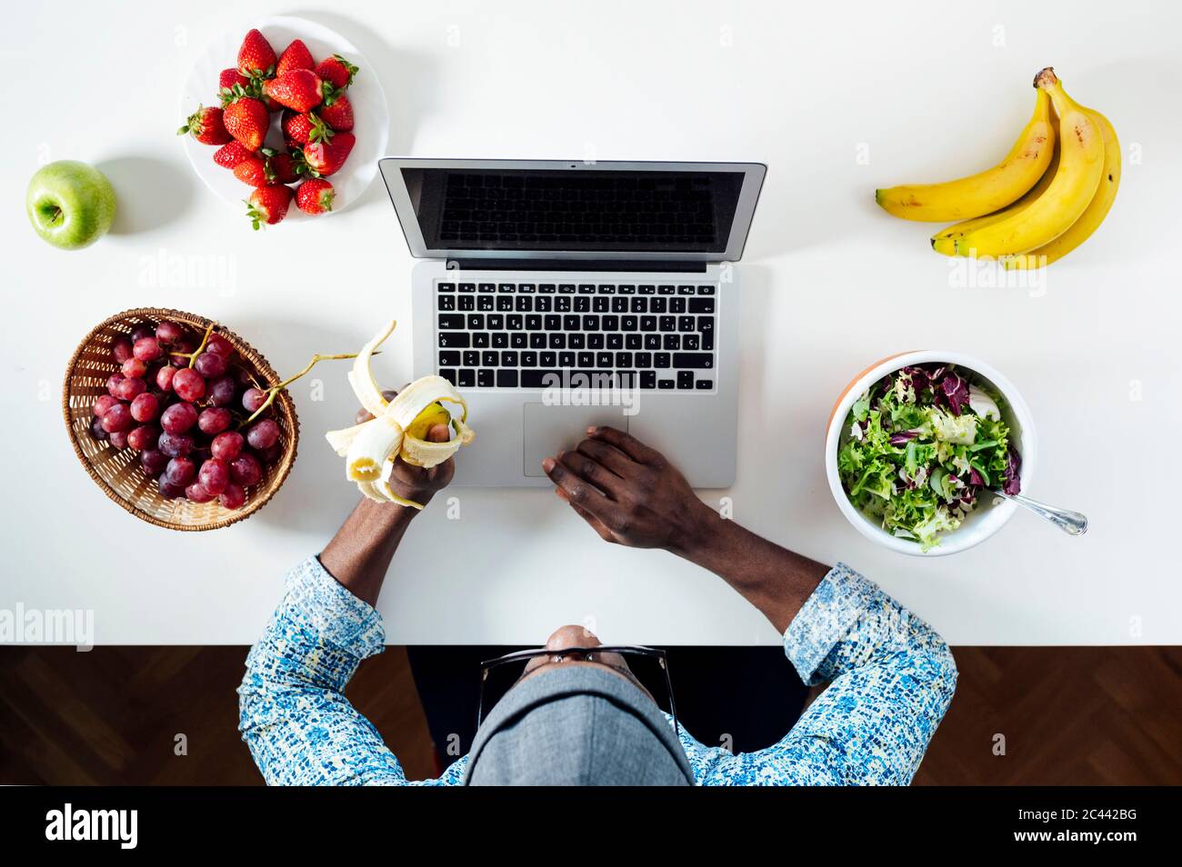 Eating at office desk man hi-res stock photography and images - Alamy