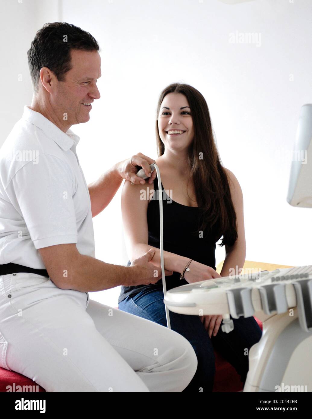 Sonography of a patient's shoulder Stock Photo - Alamy