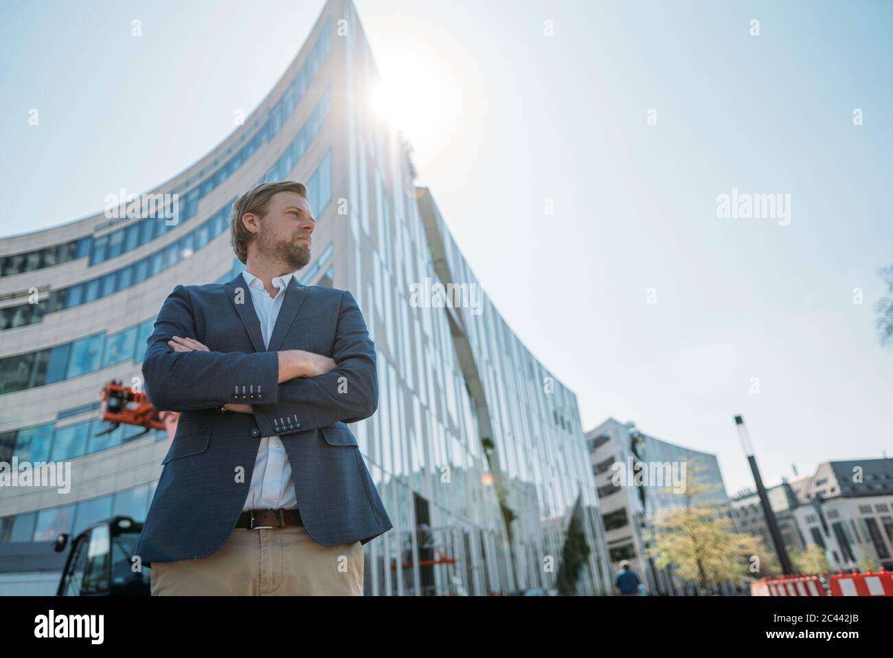 Man looking around corner hi-res stock photography and images - Alamy