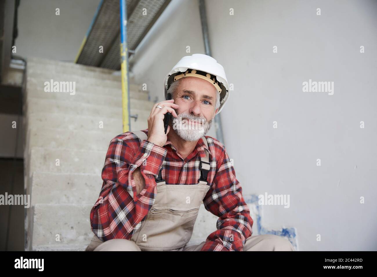 Man grey hair construction site hi-res stock photography and images - Alamy