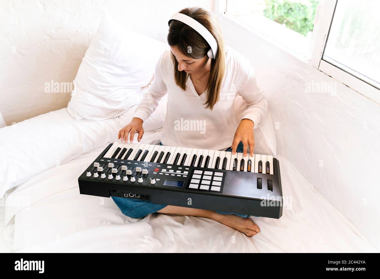 Playing keyboard hi-res stock photography and images - Alamy