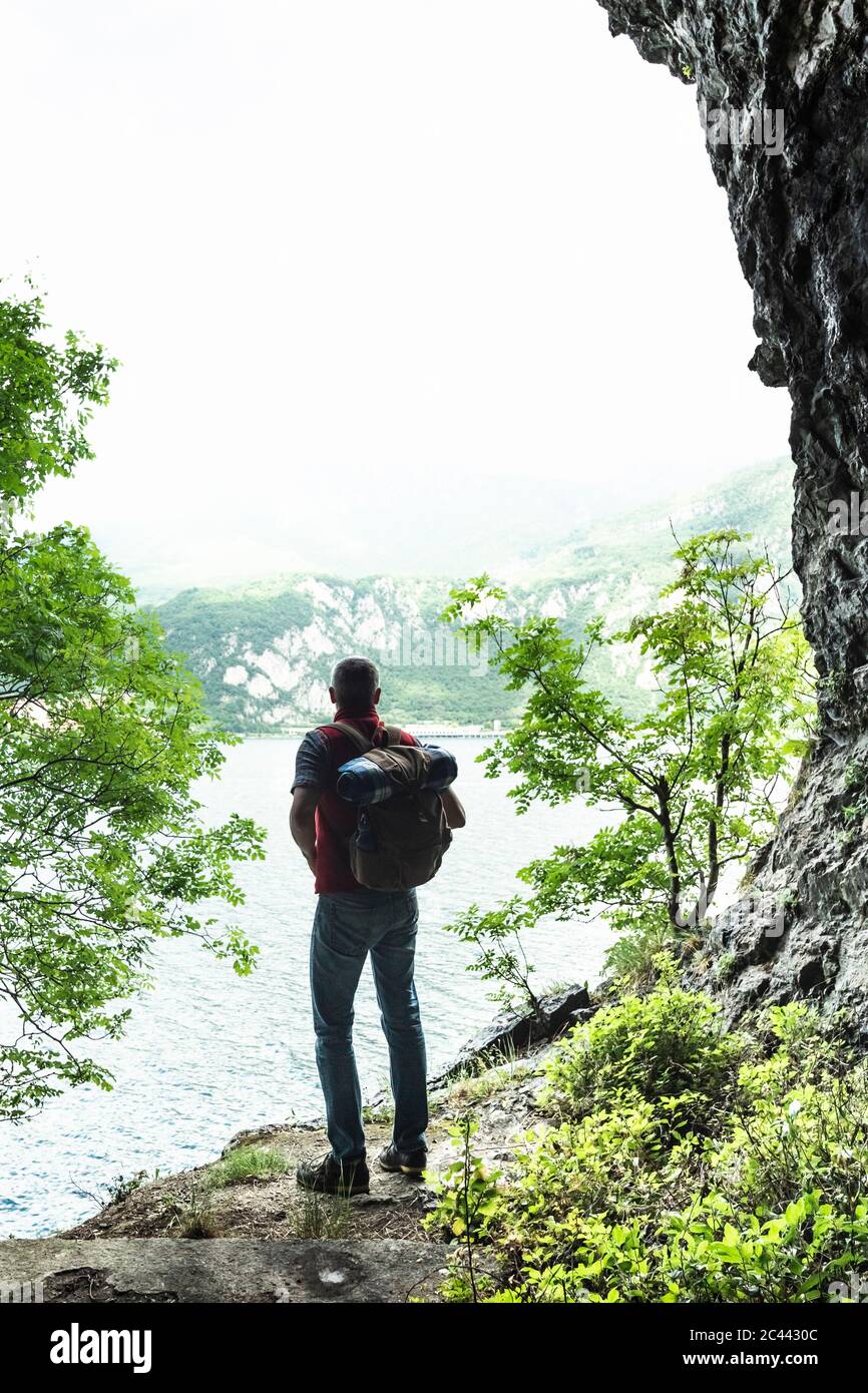Male against the light hi-res stock photography and images - Alamy