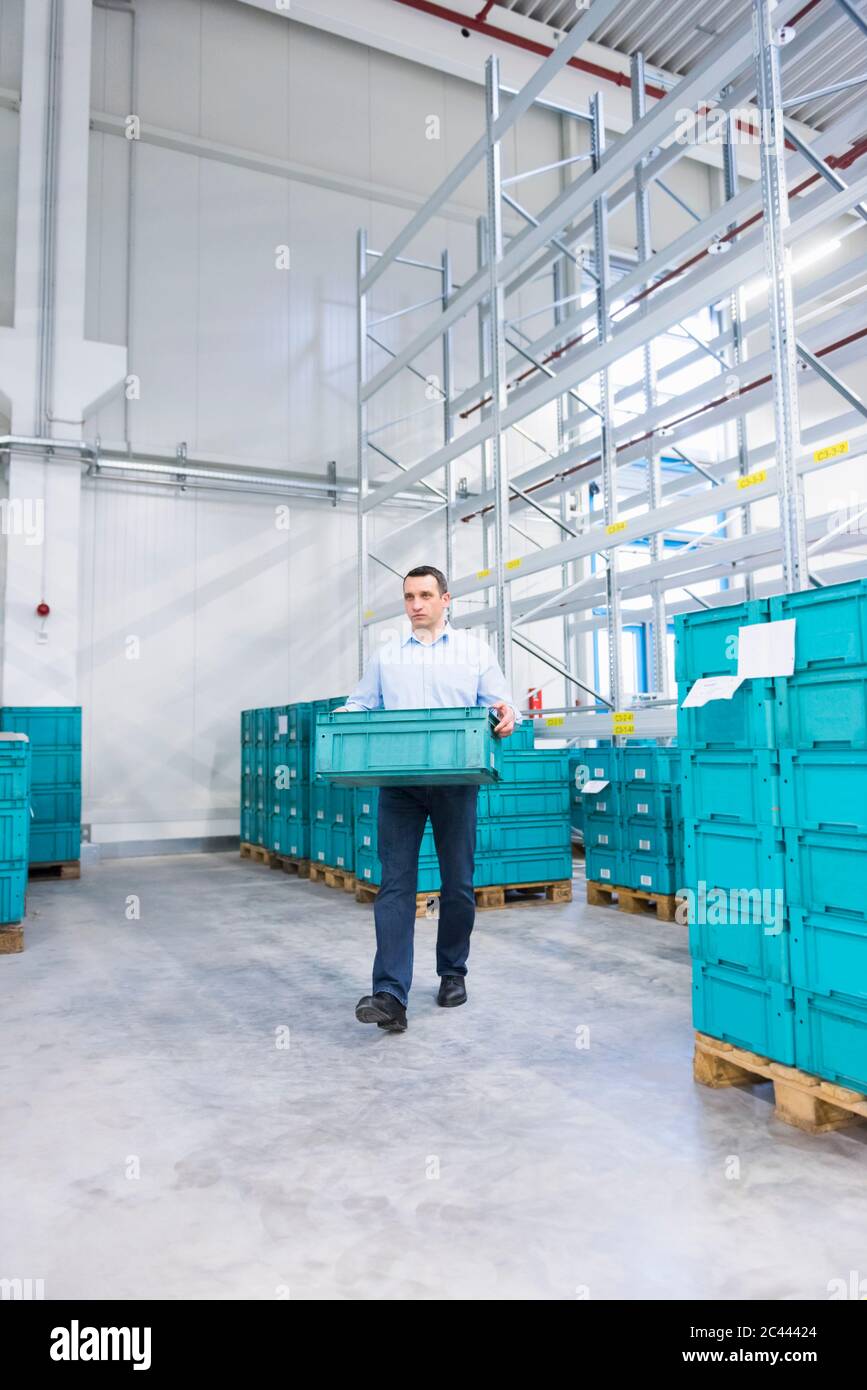 Men carrying a box hi-res stock photography and images - Alamy