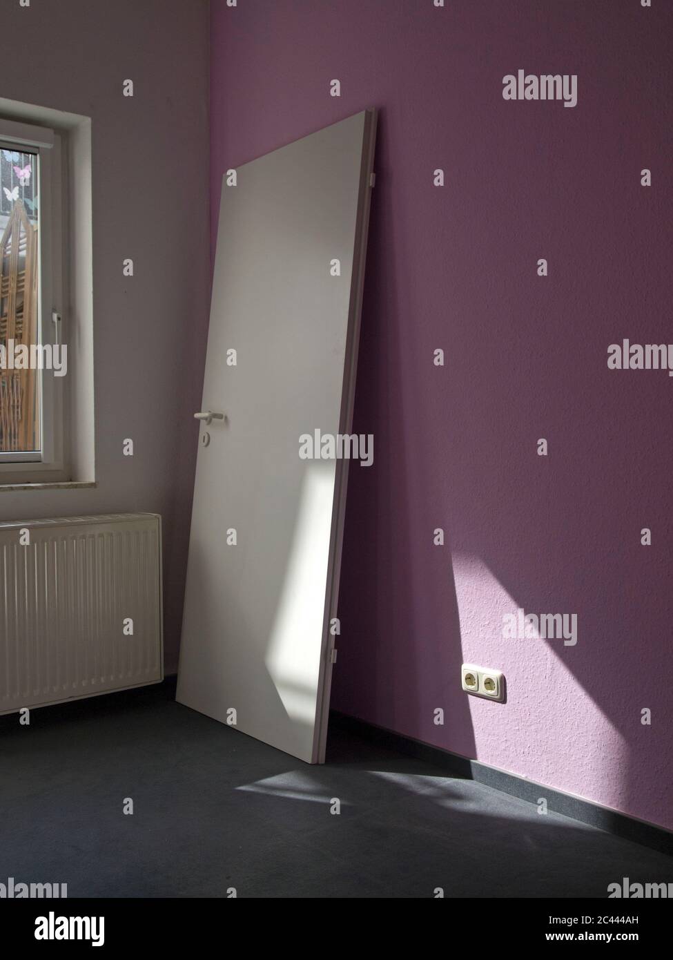Door leans against the wall in a renovated apartment Stock Photo - Alamy