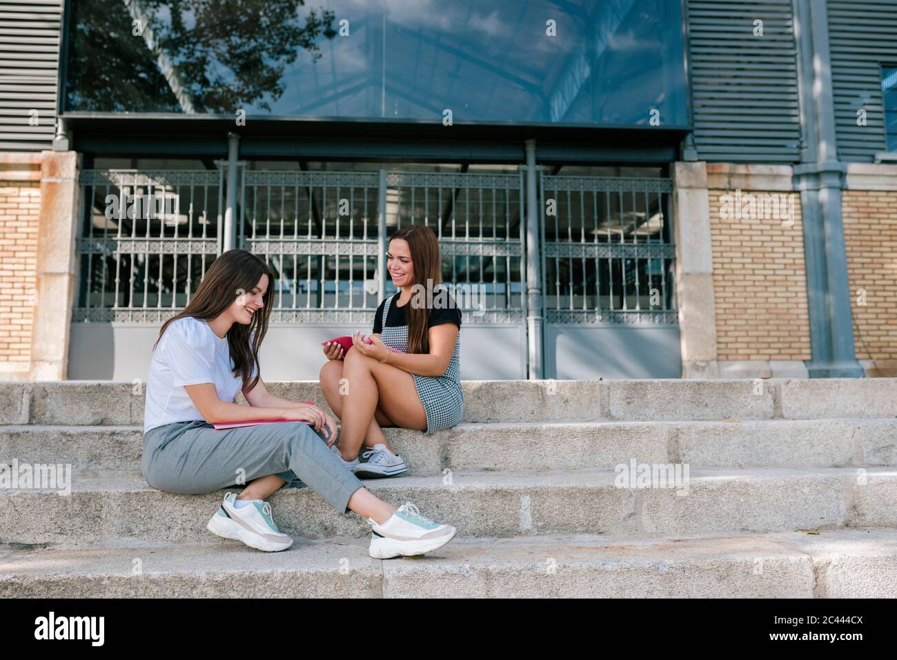 People sitting talking on campus hi-res stock photography and images ...