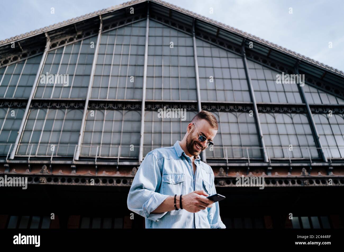 Old man cell phone hi-res stock photography and images - Alamy