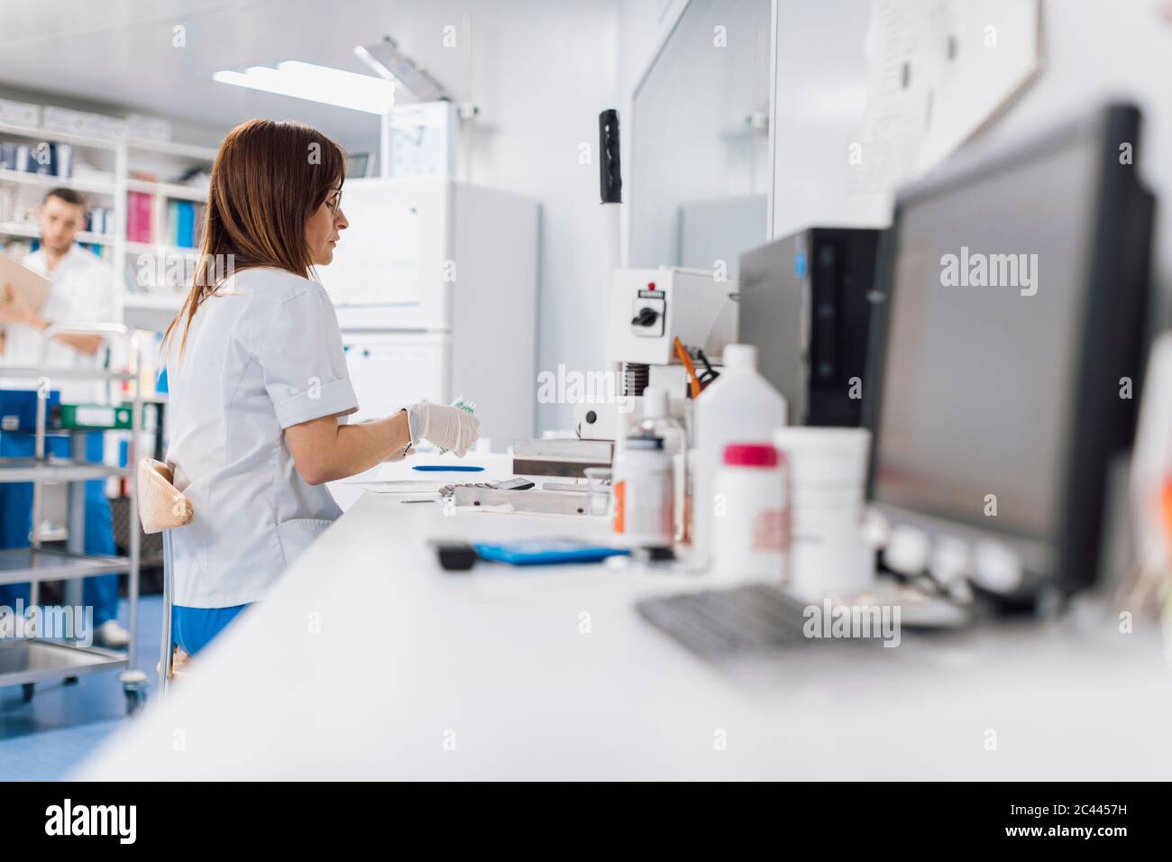 Scientist doing science research hi-res stock photography and images ...