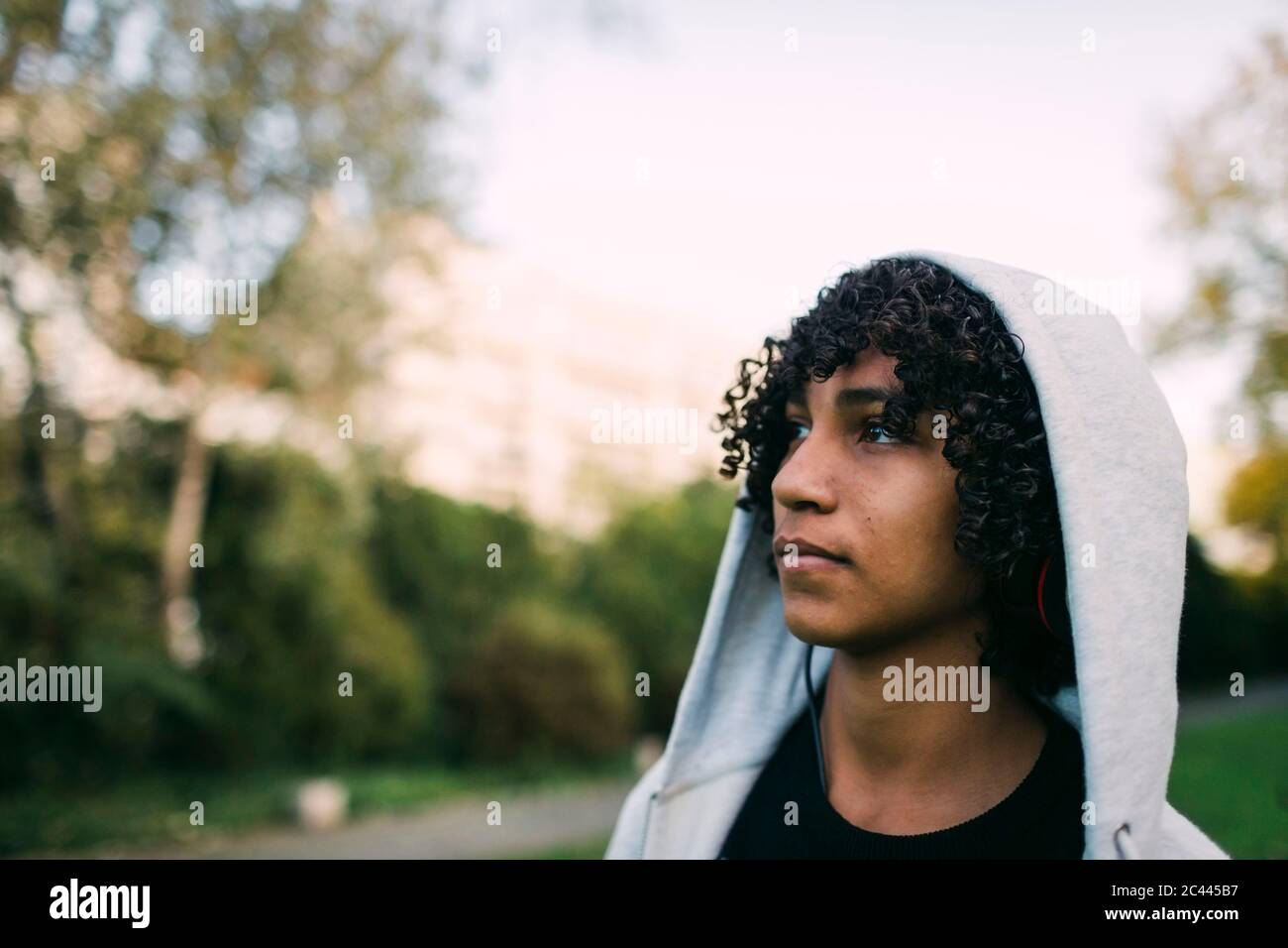 Thoughtful boy looking away hi-res stock photography and images - Alamy