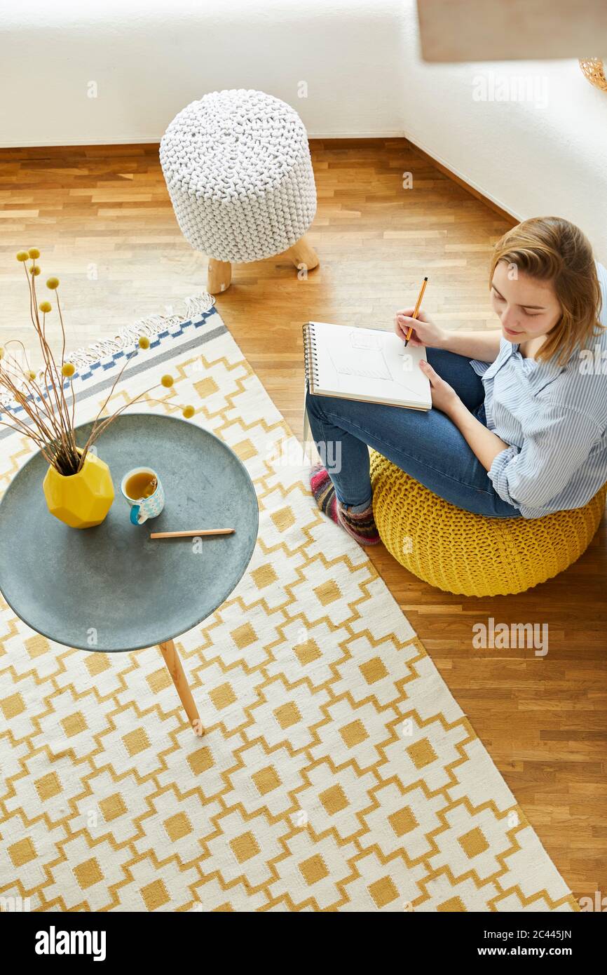 Young woman drawing home hi-res stock photography and images - Alamy