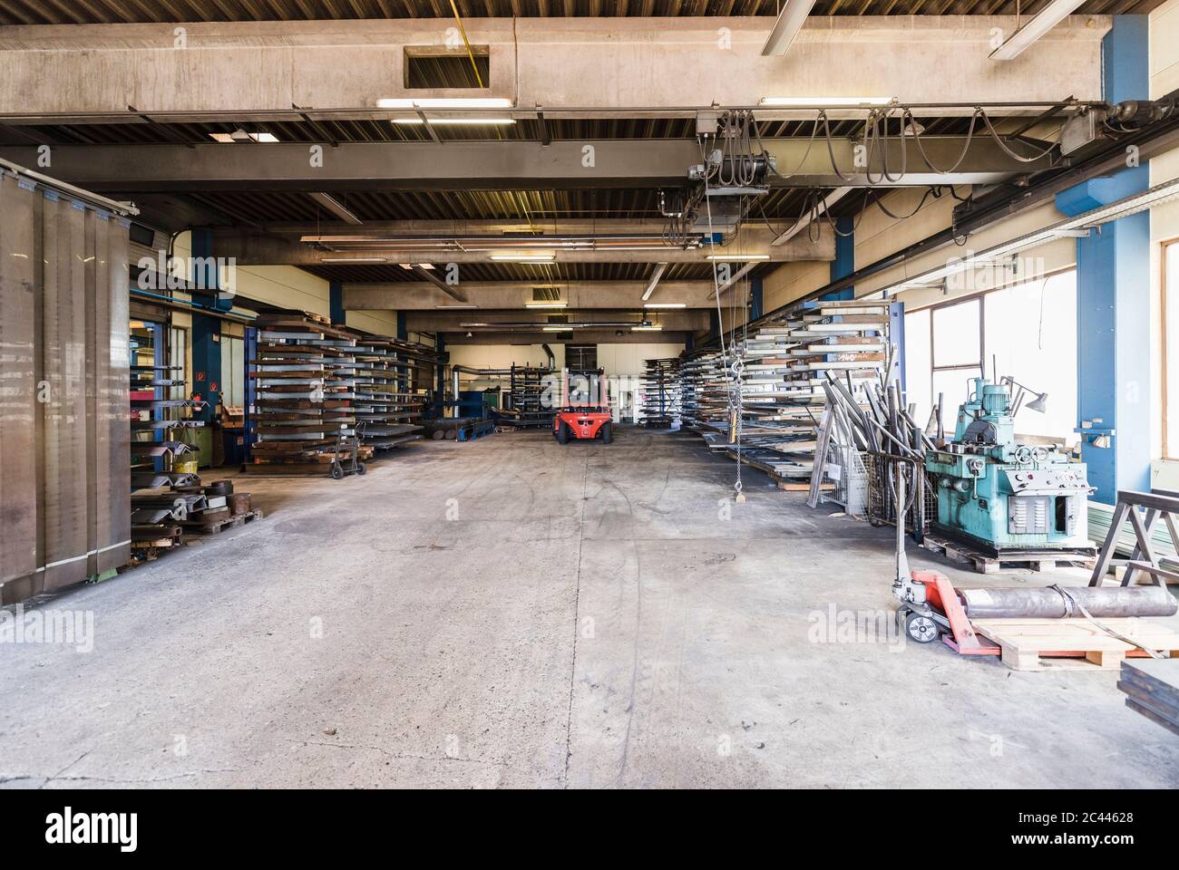 Empty industrial hall in a metalworking factory Stock Photo - Alamy
