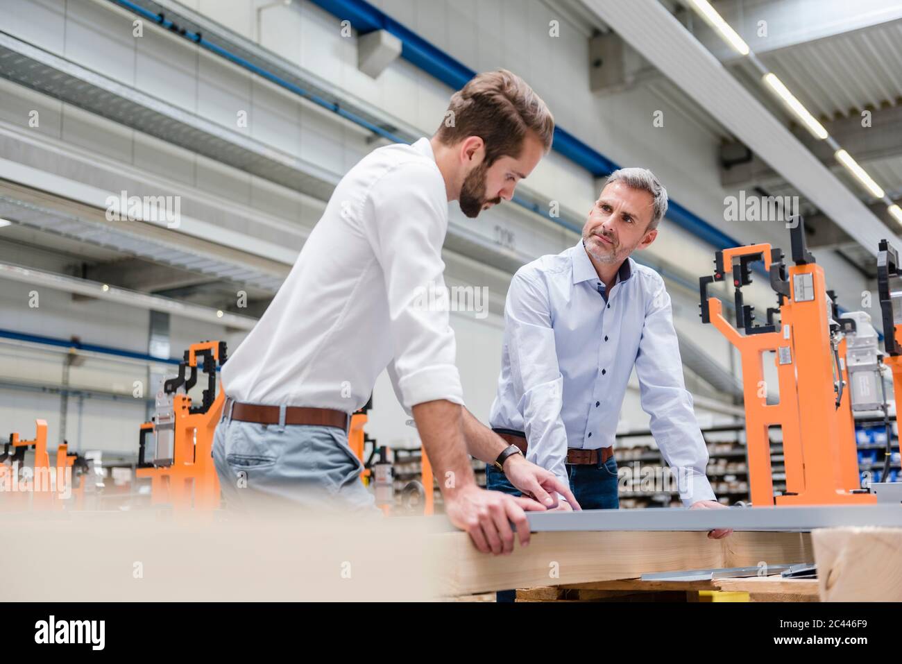 Shop floor meeting hi-res stock photography and images - Alamy