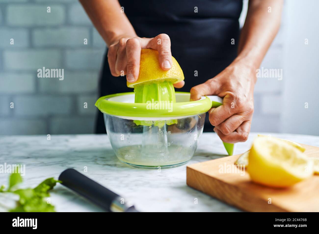 Squeezing hands hi-res stock photography and images - Alamy