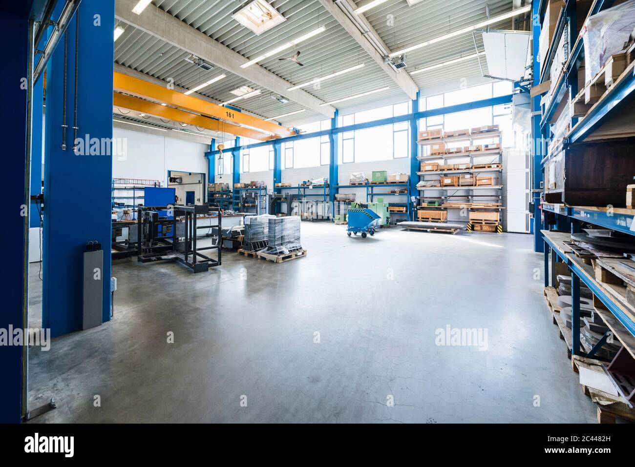 Empty factory shop floor Stock Photo - Alamy