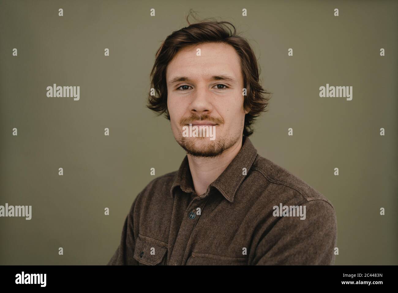 Man looking camera hi-res stock photography and images - Alamy