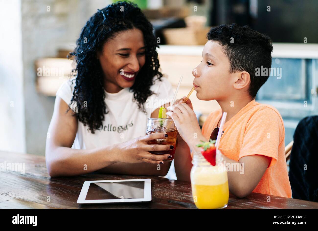 Family sharing food restaurant hi-res stock photography and images - Alamy