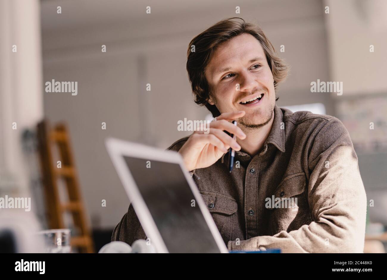 Table thinking hi-res stock photography and images - Alamy