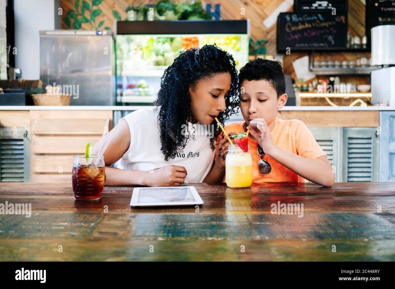 Sharing table restaurant hi-res stock photography and images - Alamy