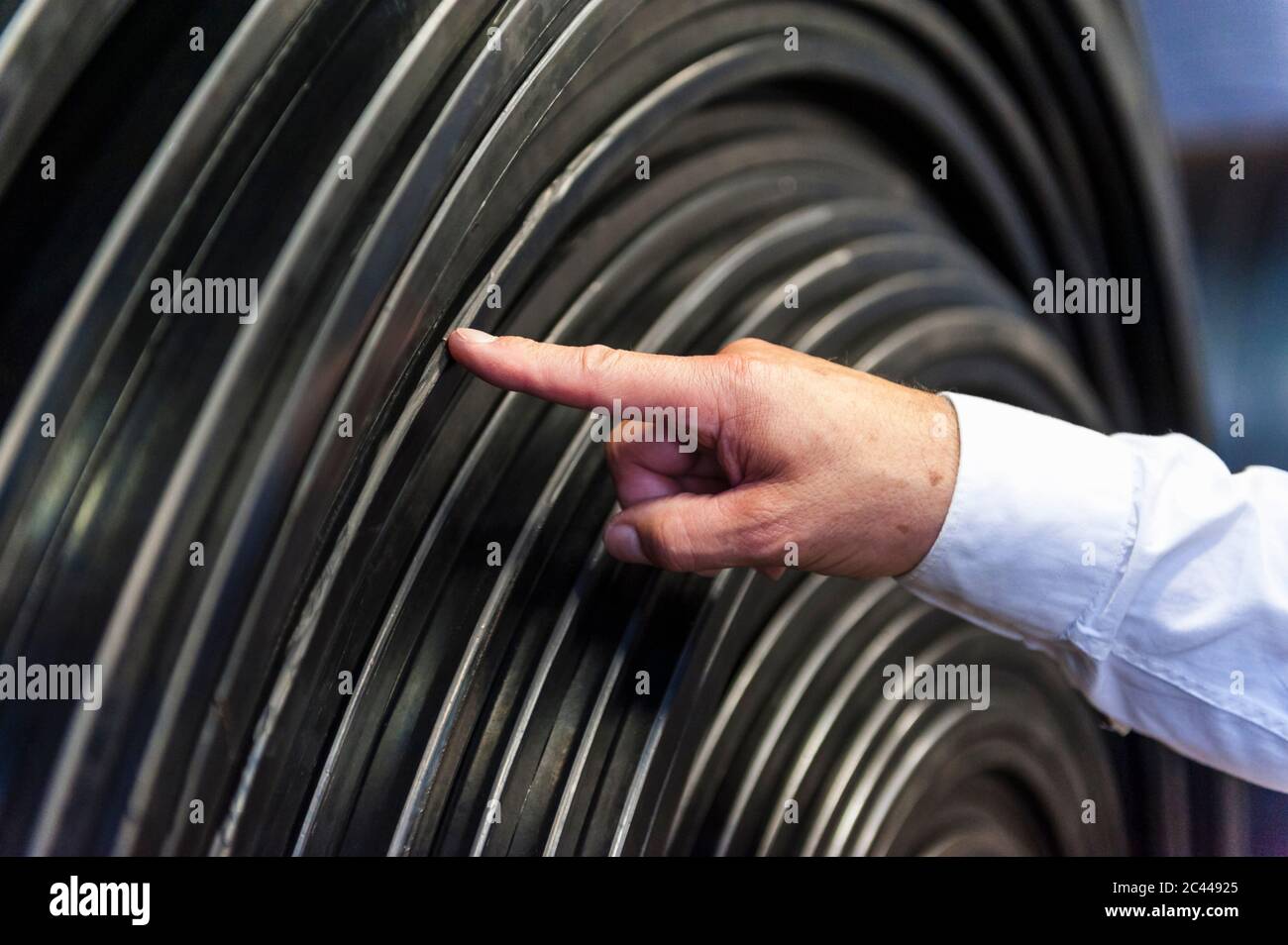 Hand pointing on roll in a rubber processing factory Stock Photo - Alamy