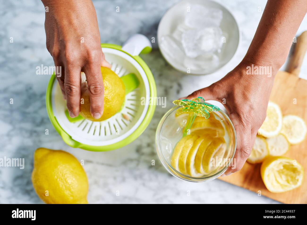 Squeezing lemon on food hi-res stock photography and images - Alamy