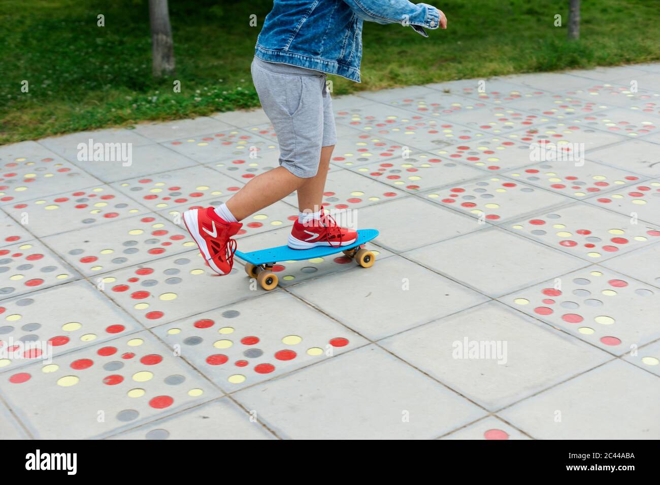 Boy skateboarding hi-res stock photography and images - Alamy