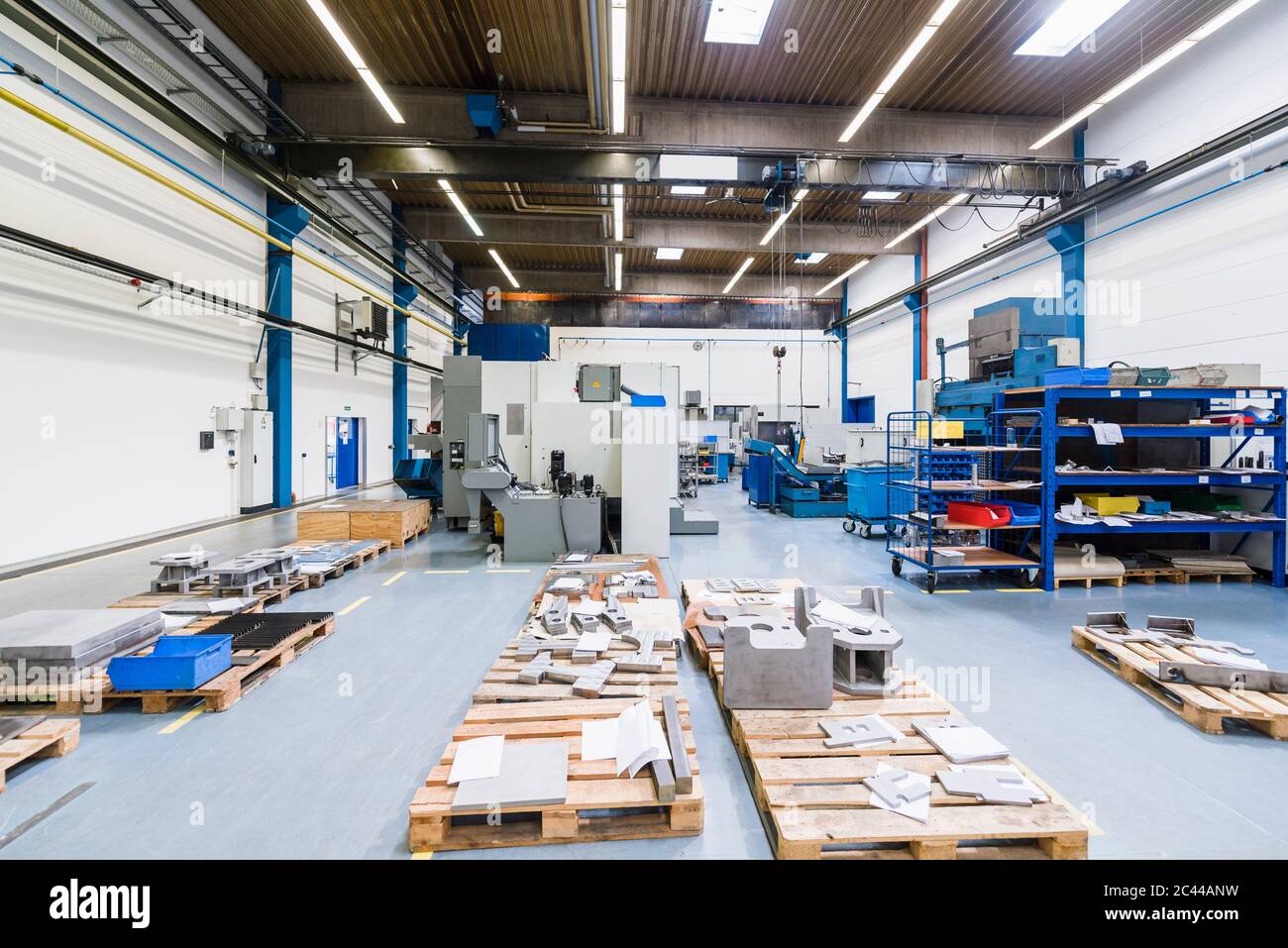 Empty factory shop floor Stock Photo - Alamy