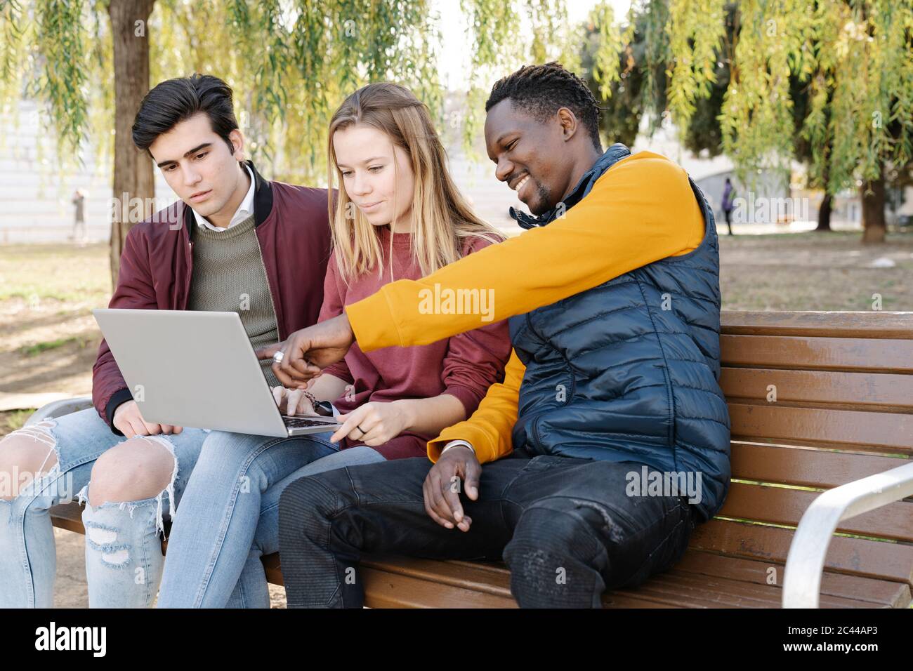 Friends sitting on park bench hi-res stock photography and images - Alamy