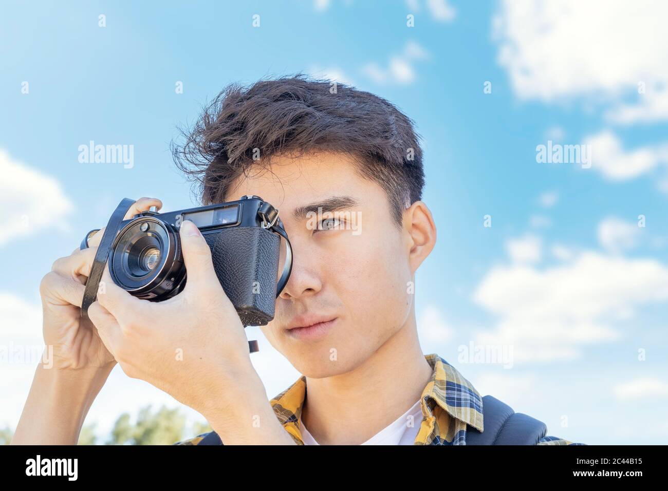 Chinese looking at photos hi-res stock photography and images - Alamy