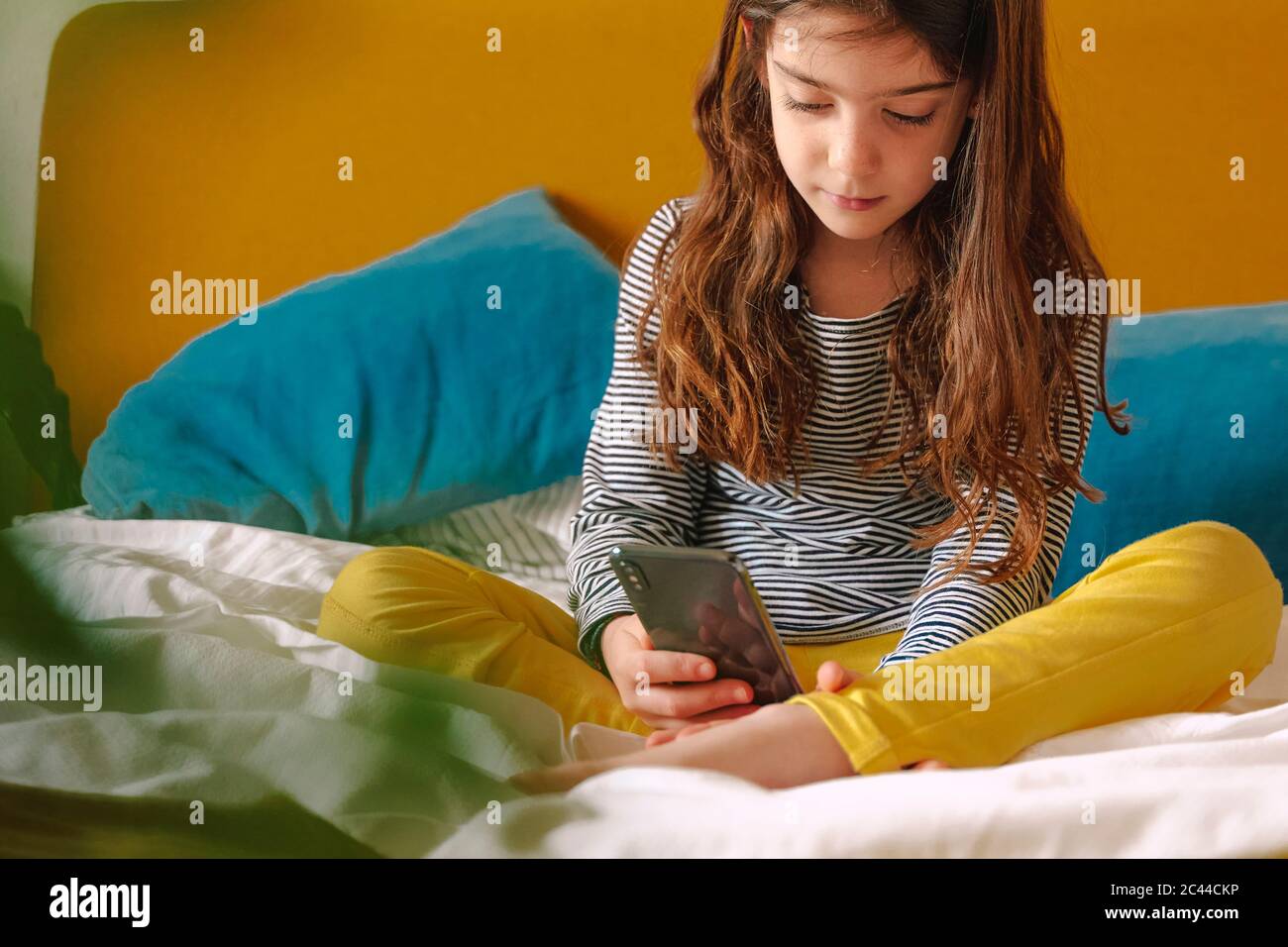Girl on bed playing video hi-res stock photography and images - Alamy