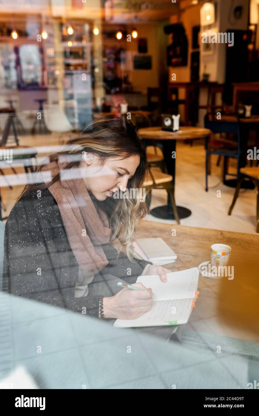 Woman working in coffee shop Stock Photo - Alamy