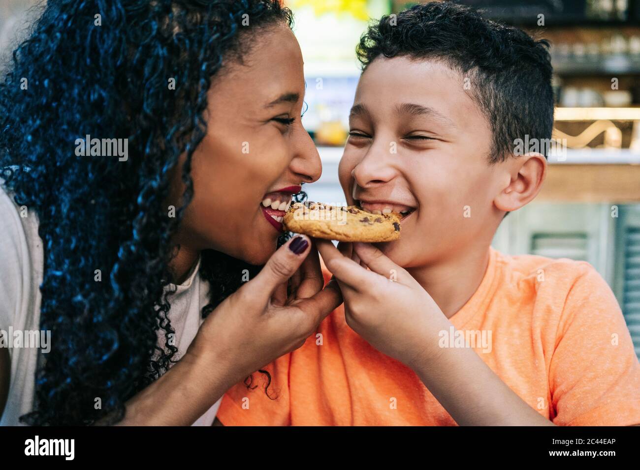 Children sharing cookie hi-res stock photography and images - Alamy