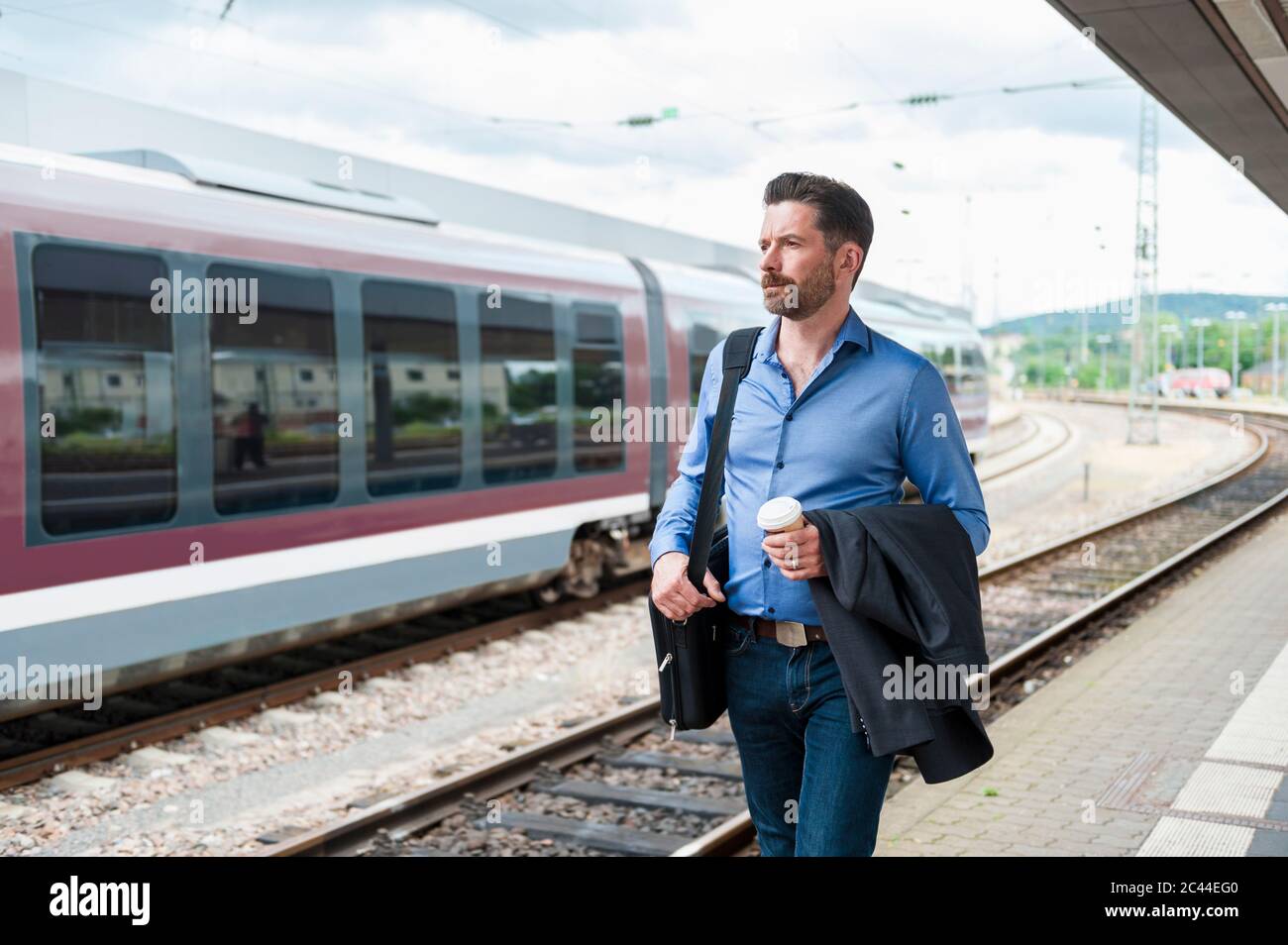 Commuter platform hi-res stock photography and images - Alamy