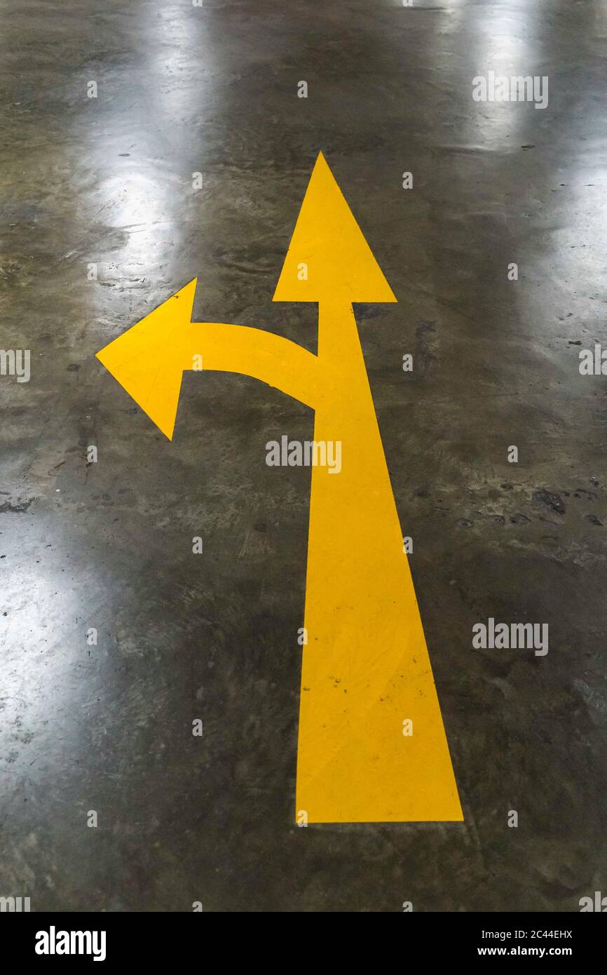 Empty arrow hi-res stock photography and images - Alamy