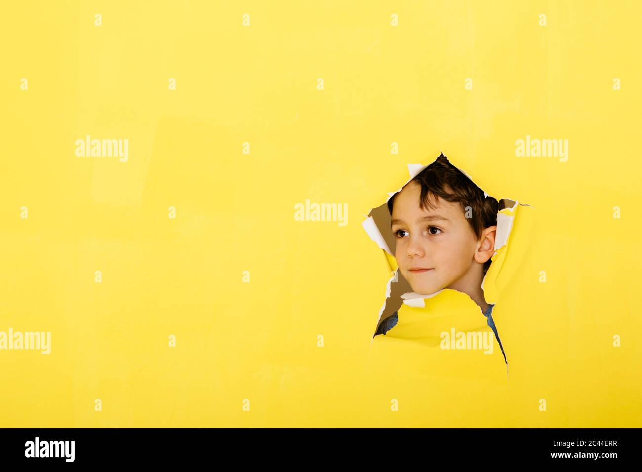 Torn paper cutout hi-res stock photography and images - Alamy