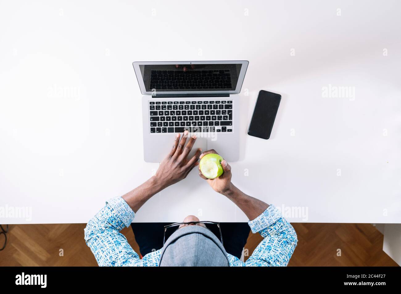 Man eating at his desk hi-res stock photography and images - Alamy