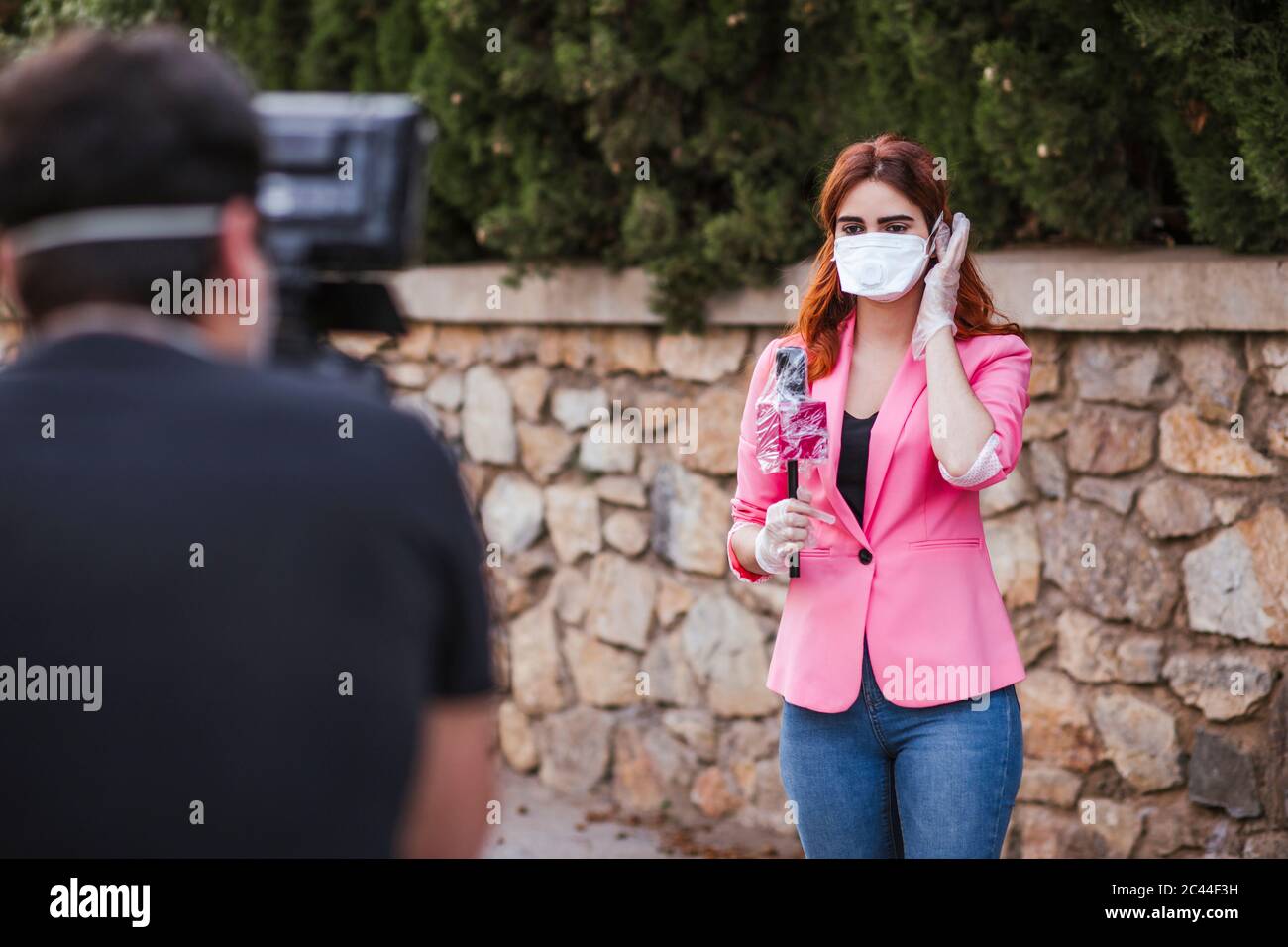 Young tv reporter with microphone hi-res stock photography and images ...