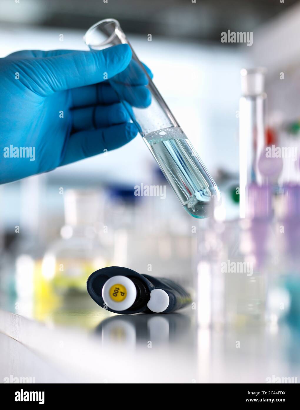 Chemical laboratory experiment hi-res stock photography and images - Alamy