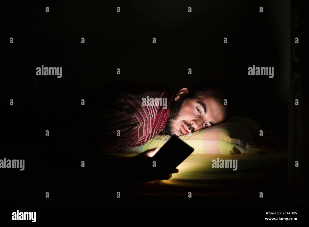 Man phone bed night hi-res stock photography and images - Alamy