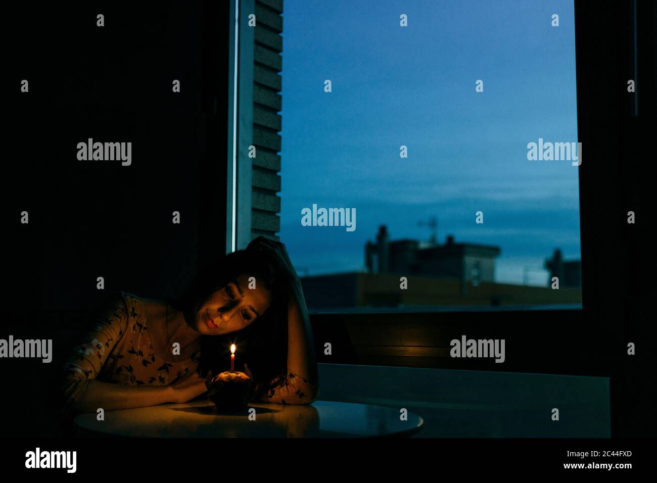 Candle in window hi-res stock photography and images - Alamy