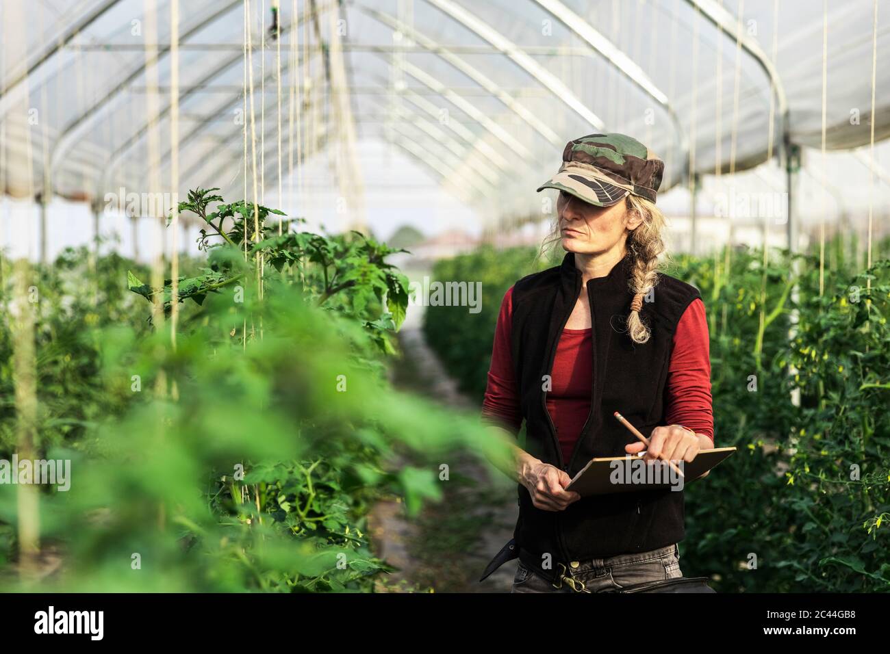 Farm worker woman hi-res stock photography and images - Alamy