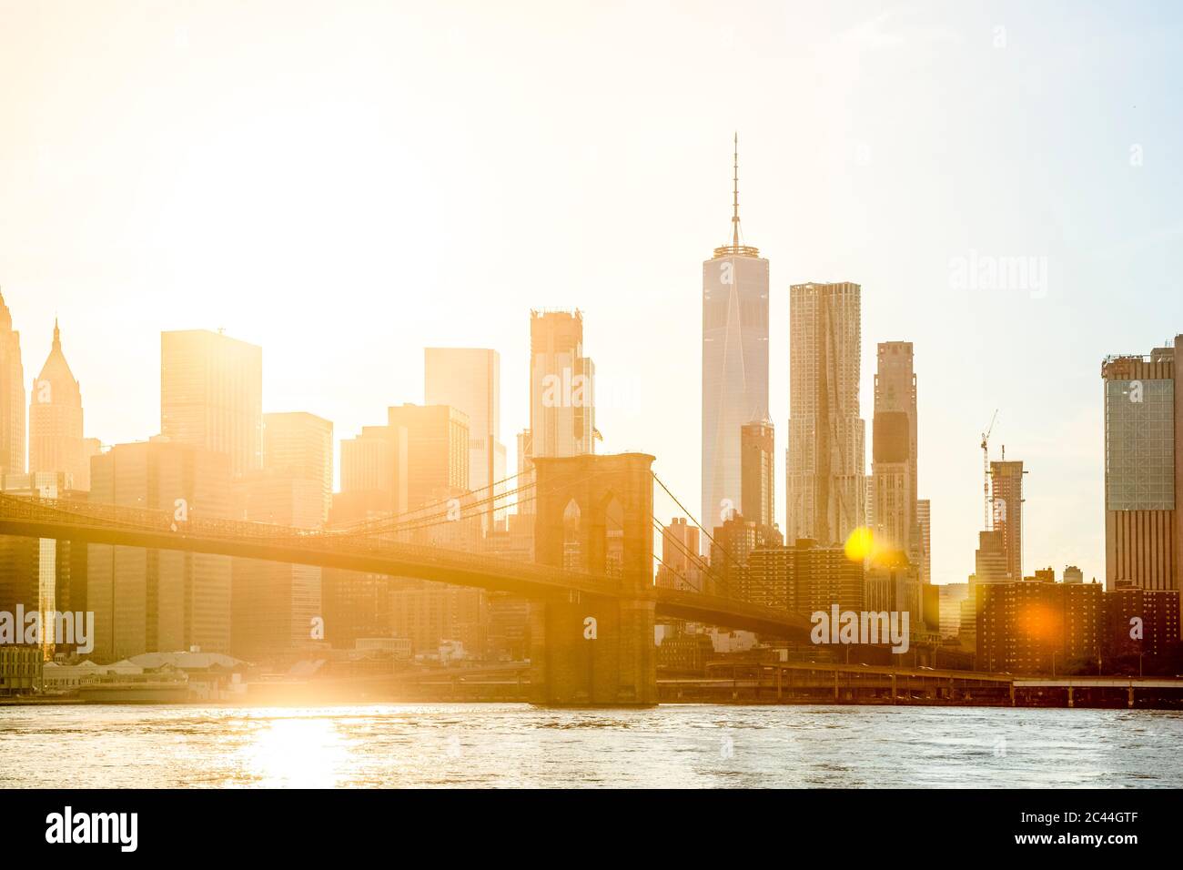 City skyline sun hi-res stock photography and images - Alamy