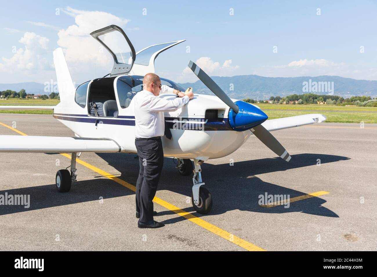 Aviation inspection hi-res stock photography and images - Alamy