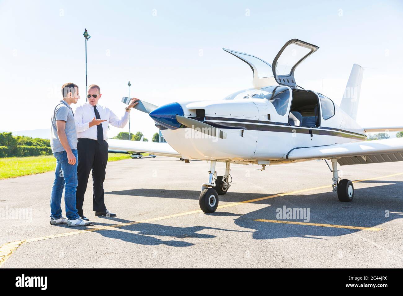 Pilot co pilot satning on runway hi-res stock photography and images ...