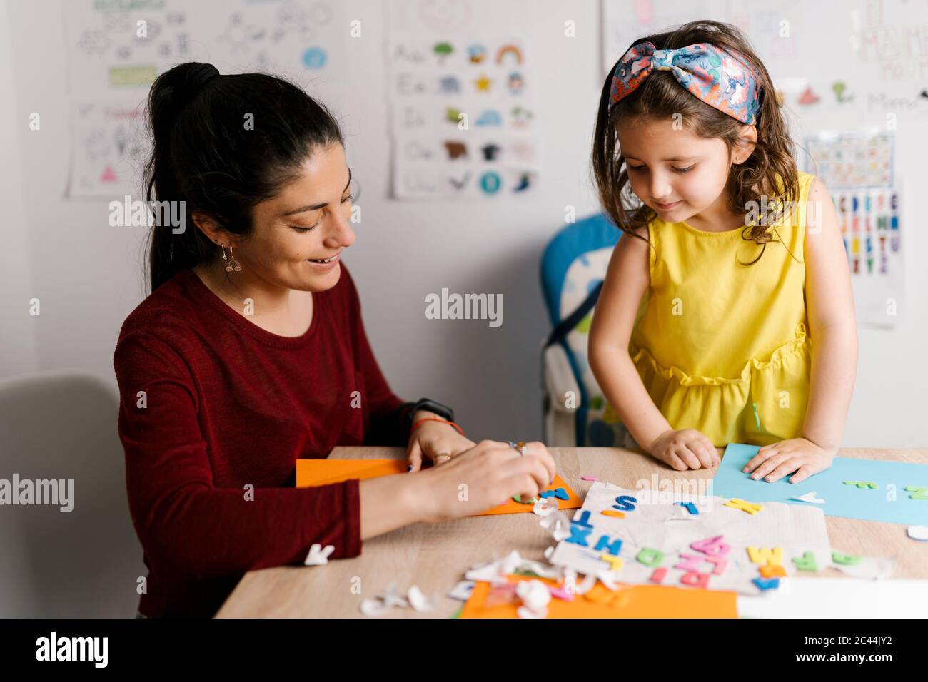 Girl doing crafts hi-res stock photography and images - Alamy